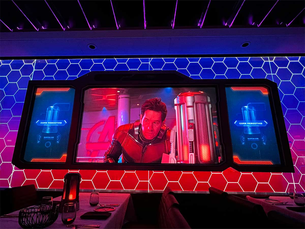 worlds-of-marvel-table-screen-chris-pratt-peeking-full-min - SiDisney